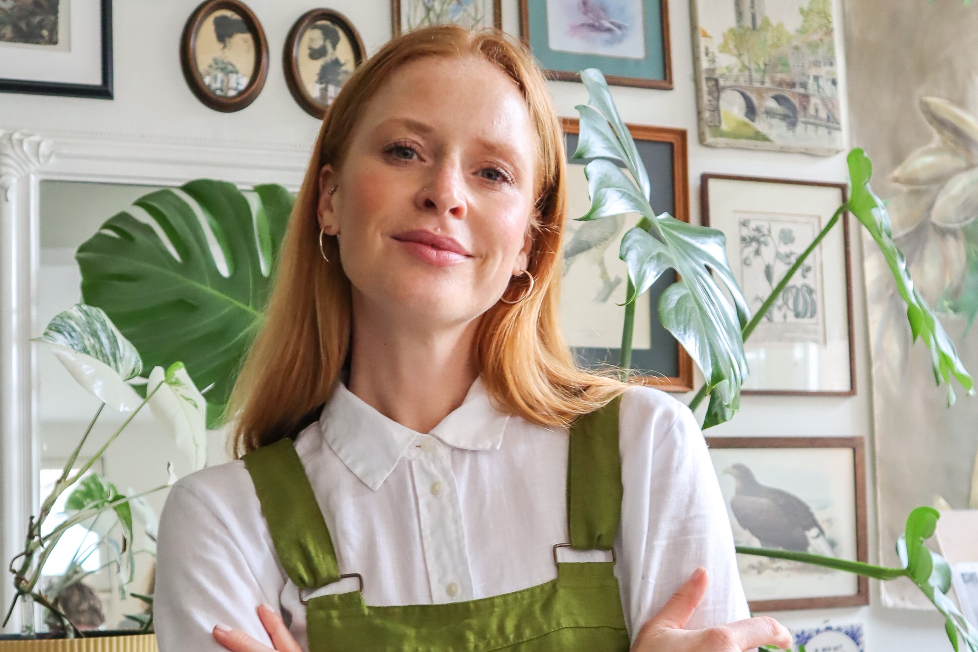 Elize Been plant bomen met haar groene modellenbureau